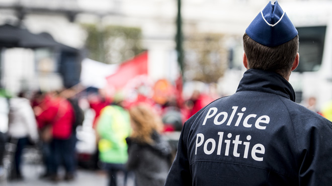 Agent de sécurité privée qui protège un policier en Belgique